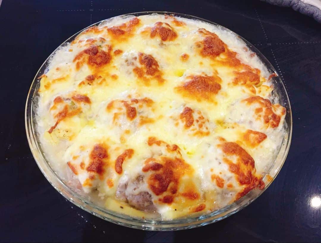 BOIL POTATOES AND SLICE THEM. ARRANGE WITH MEATBALLS AND CHEESE AND ...